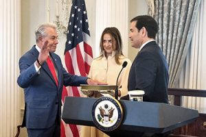 El empresario Benjamín León jura su cargo como nuevo embajador de EE ...